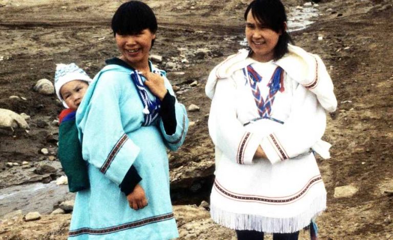 8–Inuit-mothers-suck-the-mucus-out-of-their-babys-nose-from-their-mouth ...